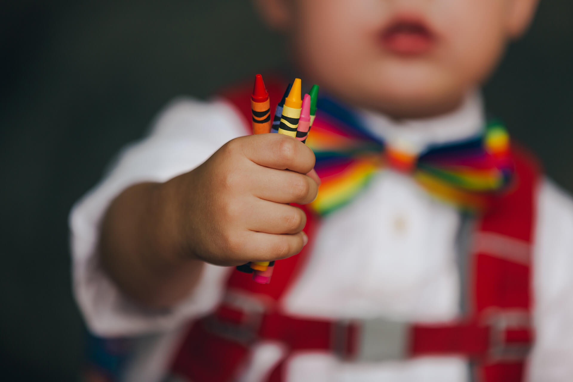 little-boy-holding-crayons (1) | Bajka little-boy-holding-crayons (1) | Bajka